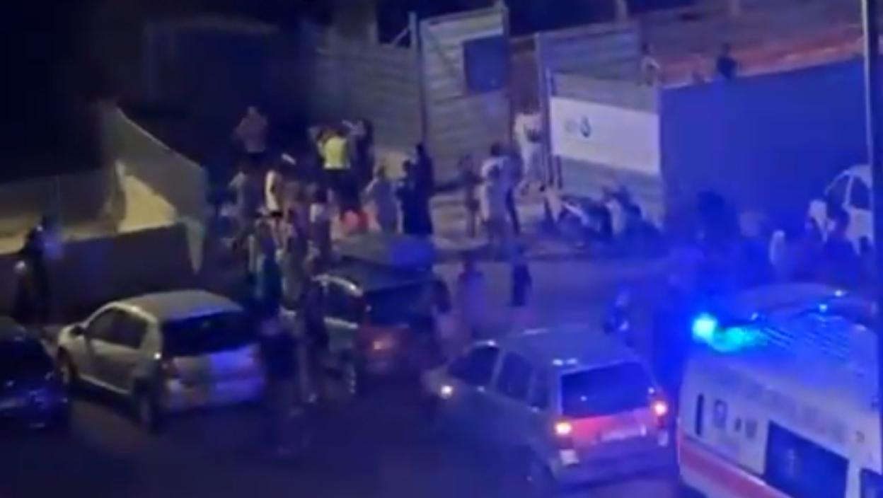 URUŠIO SE BALKON TOKOM NOĆI, IMA MRTVIH: Među žrtvama ima dece, ljudi iz straha izašli na ulice ...